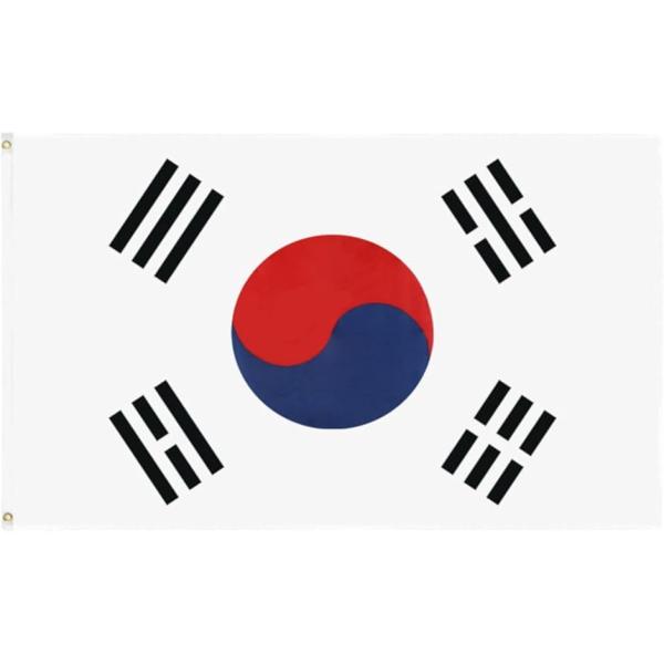 バリエーションコード : 2B9CKSFFFR「使い方いろいろ。存在感のあるハトメ式の国旗」公私ともに様々な使用用途が楽しめる大きめの国旗。ポール取り付け用の金属製通し穴もついているので取り付けも簡単。大きめですがポリエステル製なので軽量で...