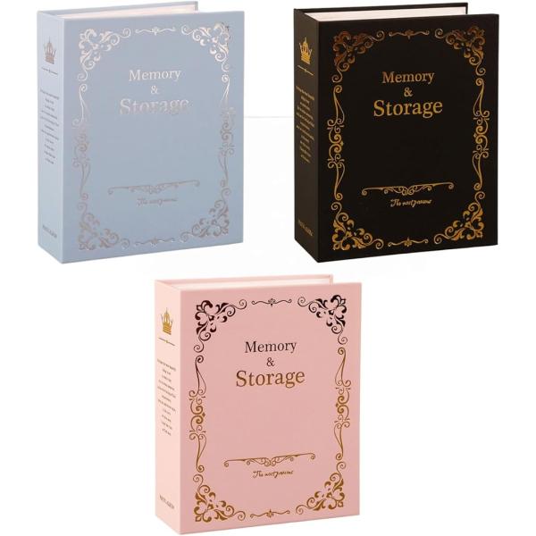 この相アルバムは、アンティーク調のデザインで、ピンク、ブルー、ブラックの3色をご用意しています。どの色も可愛らしく、インテリアとしてもお楽しみいただけるスタイリッシュな仕上がりです。大切な思い出をおしゃれに保存しましょう。本製品は、はがきサ...