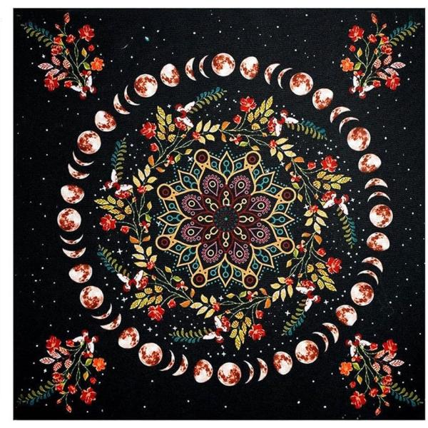 タロットマットには、曼荼羅調の花月のデザインが施されています。普段使いにぴったりで、実用性を重視しています。正方形で、据わりが良く、使いやすさも特長です。お部屋のインテリアに華やかさを加える一品です。タペストリー、タロットクロス、ホーリーク...