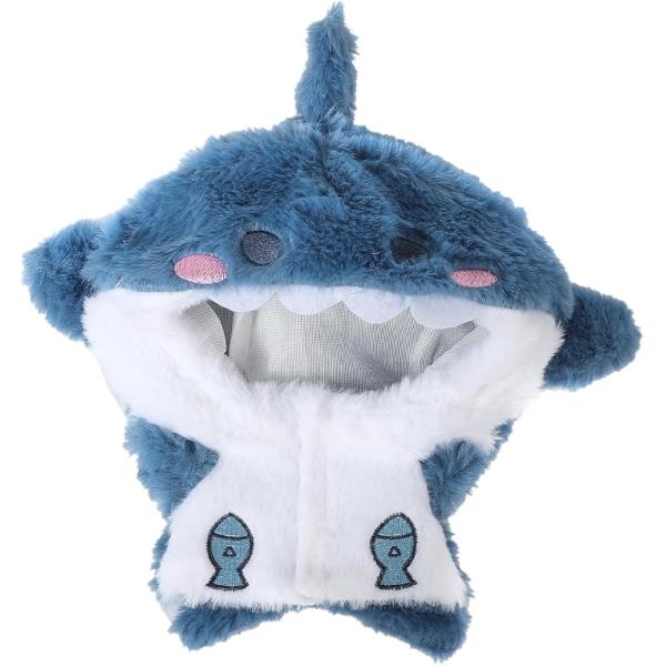 バリエーションコード : 2B9CJ8XLFPお気に入りのぬいぐるみをさらに可愛く仕上げる「サメのぬい服」です。20cm前後のぬいぐるみに対応しており、ブルーとピンクの2色展開。ふわふわの素材と愛らしいデザインで、ぬいぐるみに暖かさと個性を...