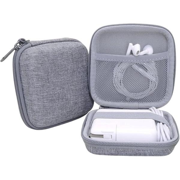 バリエーションコード : 2B9DC1D30Y「日常でもビジネスでも大活躍」化粧ポーチとしての使用も可能で、女性にとっては特に嬉しいポイント。化粧品やアクセサリーをスタイリッシュに収納可能です。シンプルなデザインは、どんなシーンにもマッチし...