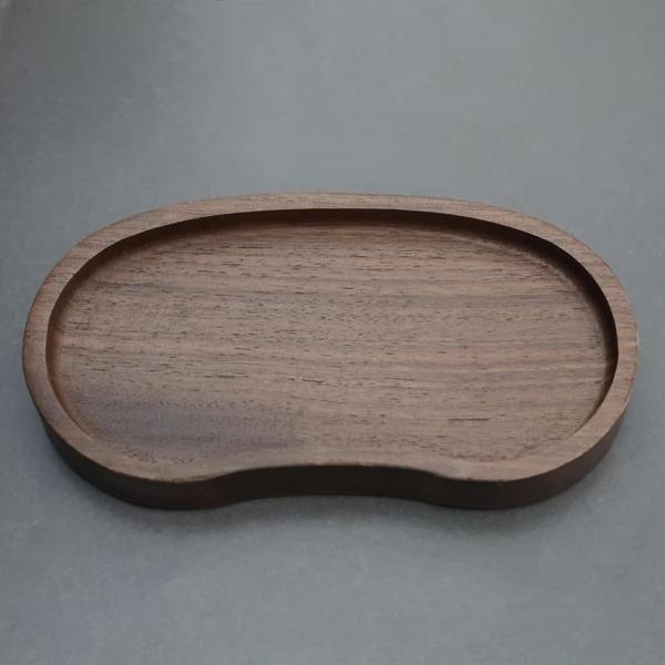 木工職人さんが手掛けた戦闘飯盒2型の中子にジャストインするカッティングボード兼お皿。裏面はフラットになっていますので、カッティングボードとして使用出来ます。素材：ウォルナット　サイズ： 縦 83mmx横 163mmx高さ 20mm 重量：約...