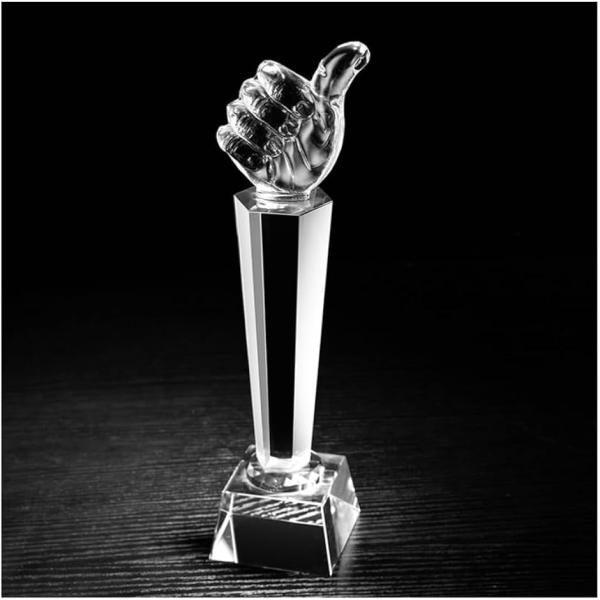 「インパクト大。いいねトロフィー」普通の優勝トロフィーより面白く楽しいユーモアあるいいねポーズをしたトロフィーはスポーツ大会、イベント、パーティー、ゲーム大会などの優勝者に贈呈するトロフィーとして笑いを誘うこと間違いなし。輝くトロフィーはユ...