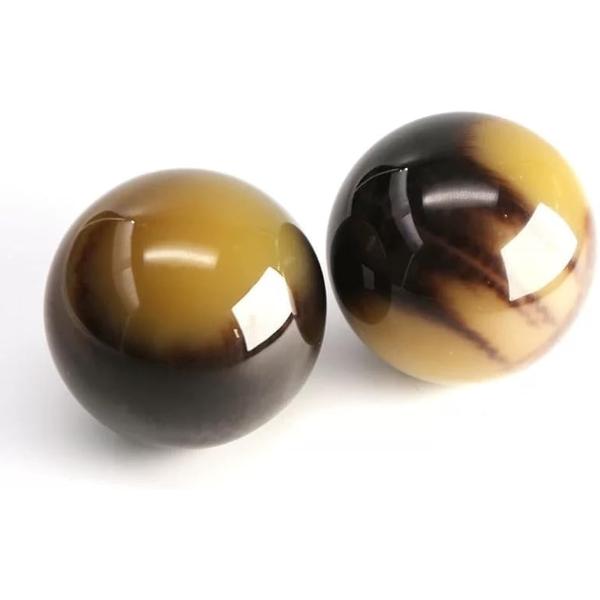 装飾品: 美しい琥珀色の球体で、直径約5cmの高級感のある装飾用オブジェですデザイン: 黒と黄色のグラデーションが織りなす独特の模様が、インテリアのアクセントとして映えます素材特徴: 滑らかで光沢のある表面加工により、上品な輝きと高級感を演...