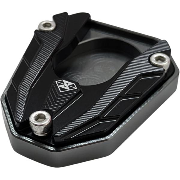 バリエーションコード : 2B9VQ8QIXU高品質・高強度のアルミを使用した汎用タイプのバイク用サイドスタンドプレートです。土や砂利、未舗装地等で駐車した際の安定性が向上し、沈み込み・転倒を防止します。スタンドの設置面積を広げることで、プ...