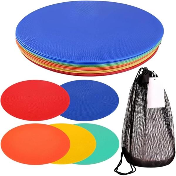 風に強いフラットコーン 平面タイプのマーカーコーンなので、従来の立体コーンより風で飛びにくい設計。トレーニング中でも位置がズレにくく、安定して使用できます。す滑り止め付きでズレ防止 裏面には滑り止めのイボ加工を施しており、踏んでも滑りにくく...