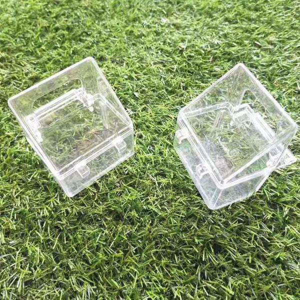 鳥のための餌］は透明な鳥の餌です。フックは、落下を防ぐためにケージに設置されています。オウム、オウム、鳥の餌を置くことができます。［透明なタイプをはっきりと見ることができます］透明であるため、一目で餌の量をはっきりと確認することができます。...