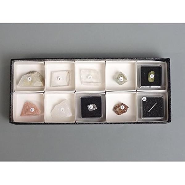 ・硬度の標準となる鉱物１０種と条痕板（じょうこんばん）のセットです。・条痕板は、鉱物をこすりつけたときの粉末の色(条痕色)の観察に用います。条痕色は鉱物鑑定の有力な方法とされています。・１度 滑石（タルク） ２度 石膏（ギプサム） ３度 方...