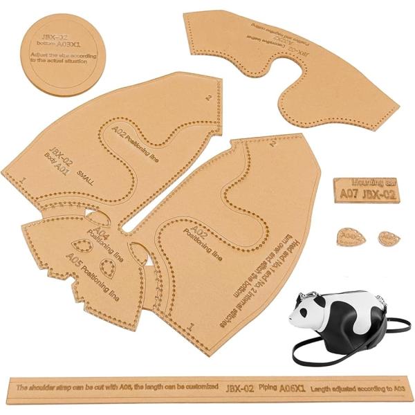 バリエーションコード : 2BJ4NX5LDV立体的でかわいいパンダ型バックのレザークラフトの型紙（テンプレート）です。アクリル製の透明型紙なので下地の革が見やすく、繰り返し使えて便利です。＊　納品時は表面に保護シートを貼っています。剥がし...