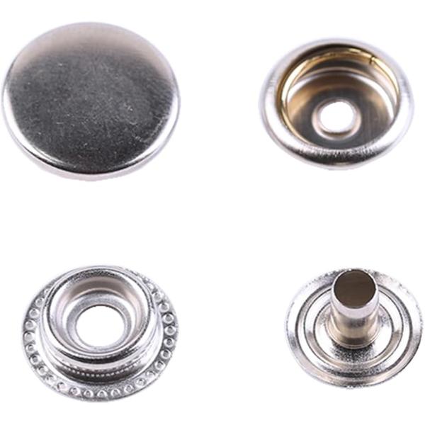 バリエーションコード : 2BJD18DN3P・レザークラフトのDIYにおすすめのジャンパーホックです。革財布、ストラップ、キーホルダー、バッグなど手作り小物作りに。たっぷり100個セットで、ご自宅用から販売用までたくさん作れるメタルボタン...