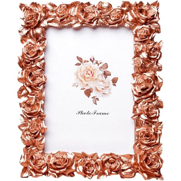 バリエーションコード : 2BJLJ6SQLIエレガントで可愛いローズモチーフのフォトフレーム。耐久性のある素材で作られ、3サイズ展開。どんなインテリアにもなじむデザインで、大切な思い出を美しく飾ります。ピンクゴールドの薔薇が特徴的で、お気...