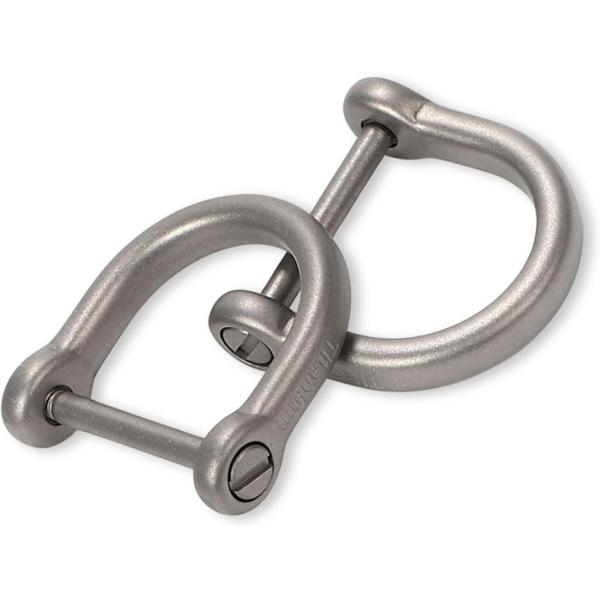 バリエーションコード : 2BJLRP39VFシンプルかつ機能性に富んだチタン製ミニDリングは、あらゆるコーディネートにマッチし、アウトドアスポーツや日常のアクティブなライフスタイルに最適なDカンです。4種類のカラーバリエーションを取り揃え...