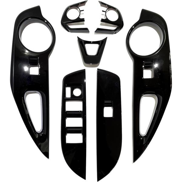 バリエーションコード : 2BJO6LUVKW・トヨタカローラクロス 専用の内装ドレスアップ カスタムパーツ セットです。ステアリングパネルとドアスイッチカバーの同時装着で車内の統一感がUP。スタイリッシュな空間の演出が期待できます。