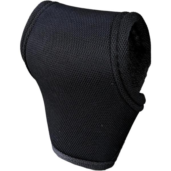 お手軽にシフトノブをドレスアップできる「汎用シフトノブカバー」です。使用することでスポーティーな雰囲気を演出します。メッシュのクッション素材によって、通気性があり、やわらかな触り心地となっています。カバーをつけることで、シフトノブをキズや紫...