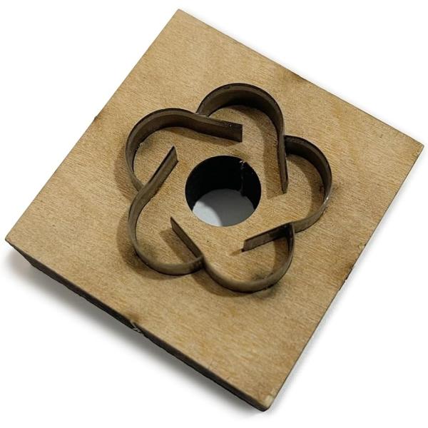 バリエーションコード : 2BJU46CPUJ・革の上に抜き型を置き、ゴム板を挟んで木づちやゴム製ハンマーで型抜きをすることで、キーホルダーや髪飾り、可愛らしいインテリアとしての花玉作りに役立ちます。・革のハギレの活用にもおすすめの、型で抜...