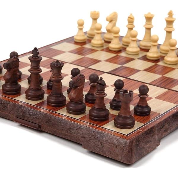 バリエーションコード : 2BF7XIJE6C「折りたたみ式＆収納一体型」 ボードは折りたたみ式で、使用後は内部にチェスのコマをまとめて収納可能。紛失しにくく、保管や持ち運びにも便利です。「マグネット付きでズレにくい」 各コマの底面にマグネ...