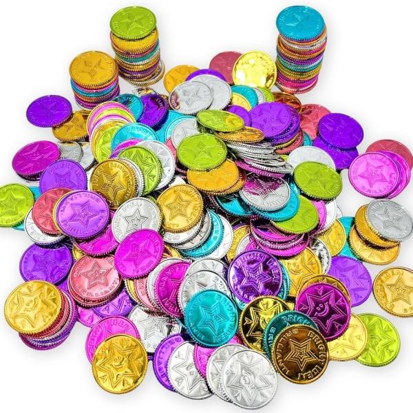 バリエーションコード : 2BR2GGKV0T「ボリューム感」キラキラと派手めに輝く金貨や銀貨が300枚・500枚と入った大容量セットです。箱を開けた瞬間に広がる大量のお宝は圧巻で、お子様のテンションも一気に上がります。ゴージャスな見た目の...
