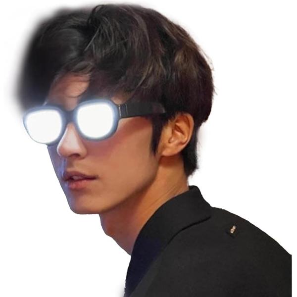 光るメガネで一気に主役に。夜の会場を華やかにするメガネでパーティーを盛り上げましょう。光るメガネは、仮装に最適なコスプレ道具の面白グッズ。光る機能が雰囲気を盛り上げ、面白グッズとして注目を集めること間違いなしです。パーティーでのネタ作りや記...