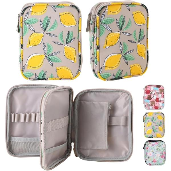 バリエーションコード : 2BRFL85CNQ「年間1万個出荷。二層式でスッキリ整理できる編み物収納ケース」上段にはかぎ針用9個のゴムバンドとジップ付きメッシュポケット、下段にはレース針用9個・はさみ用1個・定規用1個のゴムバンドと小物を収...