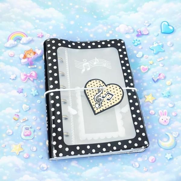 バリエーションコード : 2BRTT2IQ0H「クリアデザインで中身が見やすい」 外側が透明なので、シールのデザインがそのまま鑑賞できます。コレクションの“見せる収納”として最適です。「しっかり閉じられるスナップボタン式」 二つのスナップボ...