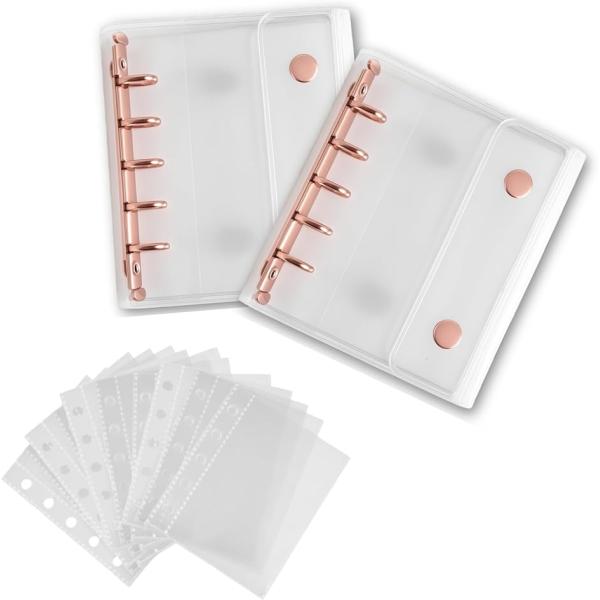 「大人可愛いをシェアしよう」 大人な乙女心をくすぐるローズゴールドの金具が特徴のM5 バインダーです。クリア素材xピンクゴールドの組み合わせは、カフェやオフィスでも上品に映えるデザイン。推しのチェキや大切なシールを収納するだけで、あなただけ...