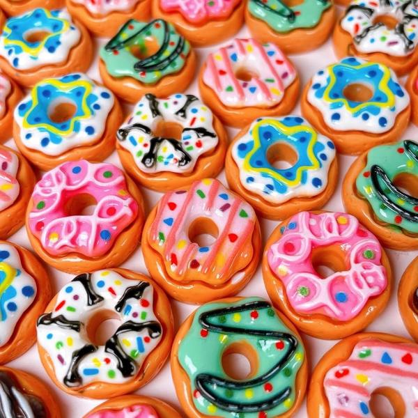 バリエーションコード : 2BRTVH2YP4「リアルで可愛い。ミニチュアフードセット」 ・本物そっくりのパンやスイーツが勢ぞろい。 ドーナツ、パン、チョコなど、カラフルでかわいいミニチュアフードをたっぷり詰め合わせたセットです。見ているだ...