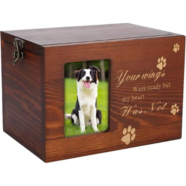 バリエーションコード : 2BR0GJDJK2「日常の中で置ける供養ボックス」 シンプルな木製デザインで、リビングや寝室にも自然に置けます。大切な思い出を、日常の延長線上でそっと寄り添うかたちで保管できるメモリアルボックスです。お部屋の雰囲...