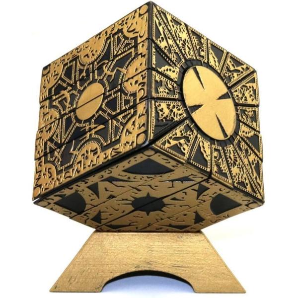 ずっしりと重量感のあるパズルキューブです。ゴールドとブラックのクラシカルなデザインが目を惹くデザイン。台座付きなのでインテリアにもオススメのアイテムです。台座に乗せてデスクやキャビネットに飾ることで個性的なインテリアアイテムに。箱を2分割し...