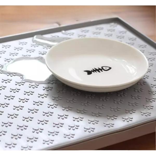 バリエーションコード : 2BU68XOLPOシリコン製のペットマットは防水・滑り止め効果でお皿が動かず、食事や水飲みも快適。毛や脂も付きにくく、丸洗いOKで清潔を保てます。無臭設計で安心。折りたたんでコンパクトに収納・持ち運びでき、トイレ...