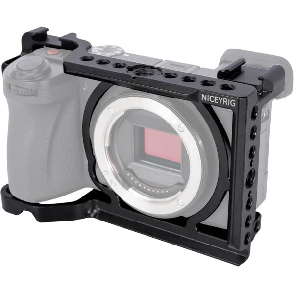 α6700専用設計：α6700カメラに専用設計のフルカメラケージです。カメラにぴったりフィットし、カメラ本体を衝撃やキズから守る。滑り止めゴムパッド付きで、大切なカメラを傷から守ります。ダブルロックシステムで安定固定：2点ネジ固定（右側＋底...