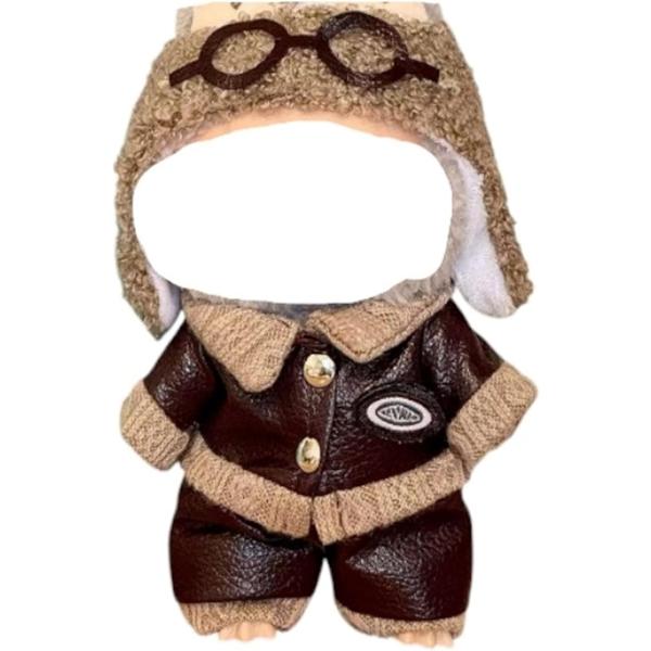 バリエーションコード : 2BUCDG8IP3＊ レトロな雰囲気漂うパイロット風デザインのラブブ専用コスチュームが登場。リアルな質感を再現したフェイクレザーのジャケットとパンツに、ふわふわボアをあしらい、クラシックなフライトジャケットスタイ...