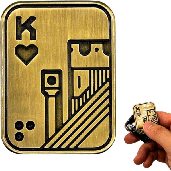 本商品は金属製スライダータイプのフィジェットトイで、カードゲームで遊ぶ時の様にカードを模した金属プレートを開いたり閉じたりして遊びます。プレート内部に磁石が埋め込まれており適度なフォースフィードバックが得られます。左下のネジの締め具合を調整...