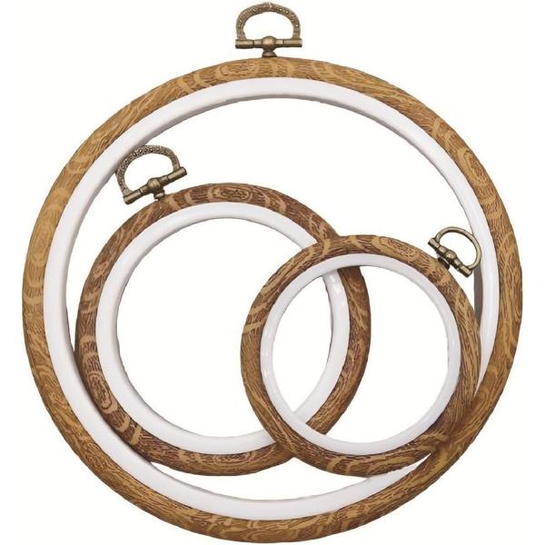 バリエーションコード : 2BUL2O40CQ木目調デザインが特徴の刺しゅう枠3枚セットです。軽量ながら丈夫なABS素材で、扱いやすく長く愛用できます。刺繍の作業用だけでなく、完成した作品をそのまま飾るディスプレイフレームとしても最適。リビ...