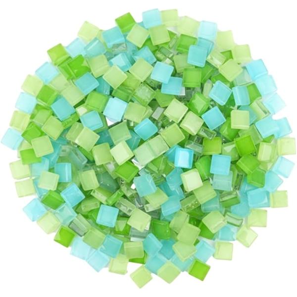 バリエーションコード : 2B9TP9H1CW「美しいブルー」ブルーを基調とした豊富なカラーバリエーションのガラスモザイクタイルをワンパッケージにした商品です。明度が高く澄んだ色がランダムに袋詰されています。さわやかで涼しい印象で、クールな...