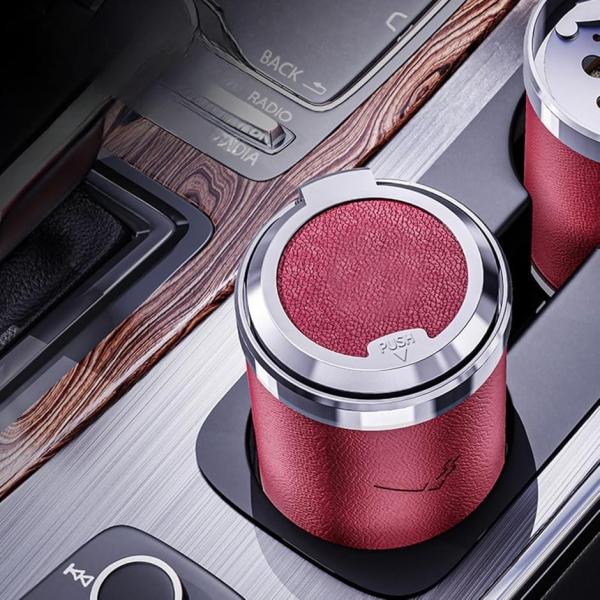 バリエーションコード : 2BUP4UHTRK臭いをシャットアウト。「車用灰皿 蓋付き 密閉性」 車内のタバコの臭いに悩んでいませんか？ この「車用灰皿」は、強力な密閉性を持つ蓋付き設計で、イヤな臭い防止に効果を発揮します。喫煙者にも非喫煙...