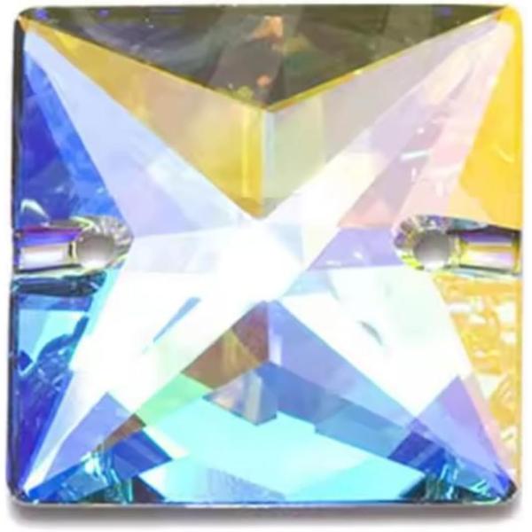 バリエーションコード : 2BUSSDSFX8透明感あるクリスタルに、高品質ハイエンドな特殊なAB（オーロラ）加工を施しました。光の角度によって、ブルーやイエロー、ピンクなど色彩が瞬き、水面に太陽の光が反射したような、幻想的なきらめきを放ち...