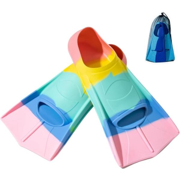 バリエーションコード : 2BUVGWTF1D「子どもでも扱いやすいショートブレード設計」 本商品は、水泳初心者やジュニアスイマーの練習に役立つショートブレードタイプのフィンです。ブレード部分が長すぎないため、子どもの脚力でもしっかりと推進...