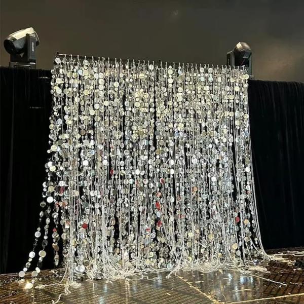 バリエーションコード : 2BUVUY1DDYお部屋をキラキラに。「シルバースパンコール カーテン」 いつものお部屋を、一瞬で華やかなパーティー会場に変身させませんか？ このシルバースパンコール カーテンは、光を反射してキラキラと輝き、お部...