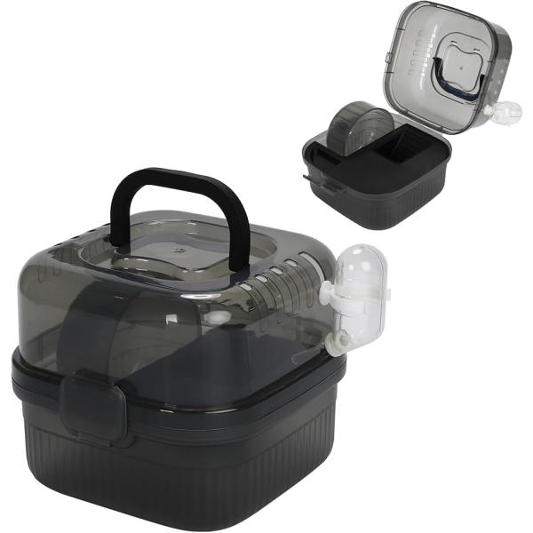 バリエーションコード : 2BUWPU5TPK「おでかけに便利な小動物キャリー」 ハムスターやチンチラなどの小動物用キャリーケージは、外出や移動時に活躍します。軽量設計で持ち運びやすく、短時間の散歩や病院通院、旅行にも便利です。コンパクトな...