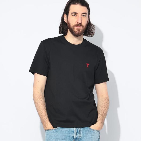 AMI Parisは、2011年設立のパリ発のカジュアルで洗練されたファッションブランドです。シンプルながらも洗練されたデザインが魅力のアイテムです。上質なコットン100％素材を使用し、快適な着心地を提供します。胸元のアイコニックな「AMI...