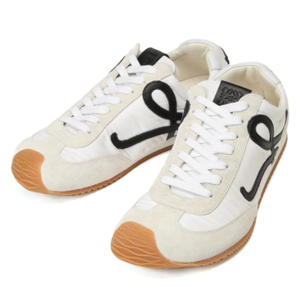 LOEWE（ロエベ）は、スペイン発の高級ファッションブランドで、1846年に創立。ナイロンとカーフスキンを採用したスニーカー。アシンメトリーなトゥシェイプ、ソックスのような内部構造、トゥキャップまで伸びる軽量のラバーアウトソールが特徴です。...