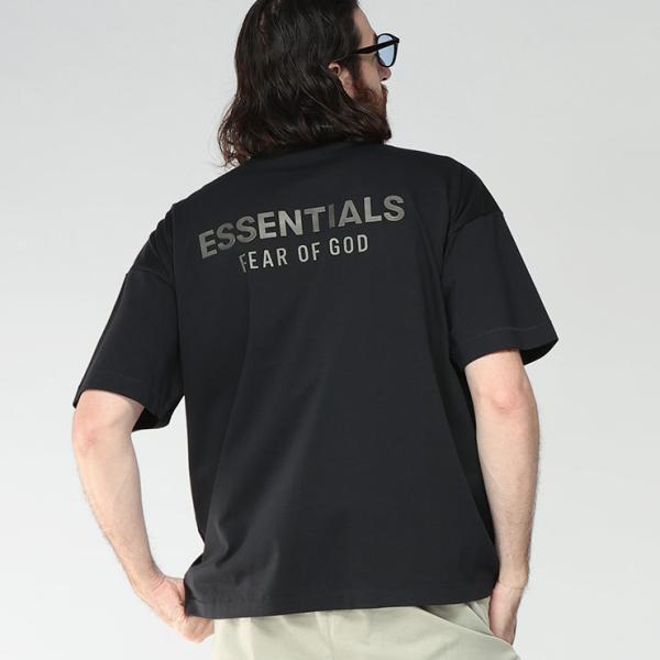 ストリートブランド「FEAR OF GOD」のディフュージョンライン。シンプルで着心地の良いアイテムが特徴です。オーバーサイズシルエットや裏起毛など、リラックス感のあるデザインが魅力。定番クルーネックTシャツは、背面に大胆なラバープリントの...