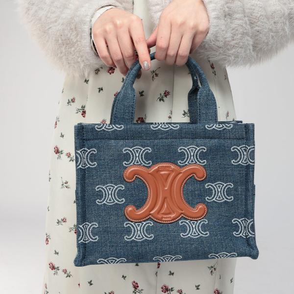 爆買 大人のカジュアルを格上げする、カバ タイス。CELINEのフレンチシックなエッセンスが詰まった、スモール カバ タイスのデニムバッグ。カジュアルな上質デニムを使用しながら、トリミングに配されたリッチなレザーが、一気に装いをエレガントな...