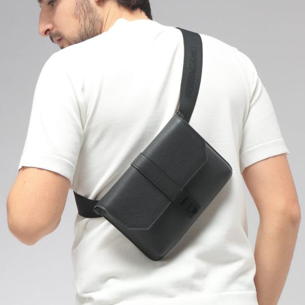 伝統的なアイコン「ガンチーニ」をフラップ部分に配した、気品漂うメンズベルトバッグ。上質なレザーが描く美しいシルエットと、モダンなデザインが見事に融合した逸品です。メイン収納口はマグネット付きのフラップ仕様で、荷物の出し入れもスマート。内側に...