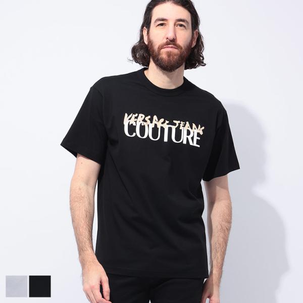 VERSACE JEANS COUTURE（ヴェルサーチ ジーンズ クチュール）は、イタリアのラグジュアリーファッションブランドで、カジュアルウェアから高級なスタイルまで幅広いアパレルを提供。フロントに特徴的なオーバーラップロゴが目を引く半...