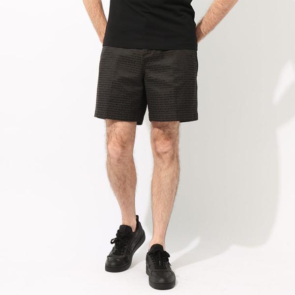 EMPORIO ARMANIはイタリアを代表するデザイナーGiorgio Armaniによるセカンドラインです。エンポリオアルマーニらしい洗練されたデザインと快適な着心地を兼ね備えたショートパンツです。柔らかなコットン素材を使用し、ウエスト...