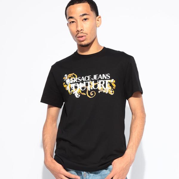 VERSACE JEANS COUTURE（ヴェルサーチ ジーンズ クチュール）は、イタリアのラグジュアリーファッションブランドで、カジュアルウェアから高級なスタイルまで幅広いアパレルを提供。コットン ジャージー製のスリムフィット半袖 Tシ...