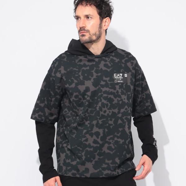 EMPORIO ARMANIのスポーツラインとなるEMPORIO ARMANI EA7。心地よいコットンジャージーで仕立てた、フード付きスウェットシャツ。揃いのTシャツとスウェットシャツを重ね着したように見えるスタイルです。カモフラージュ柄...