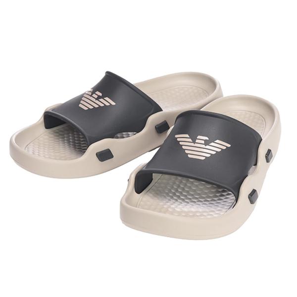 EMPORIO ARMANIはイタリアを代表するデザイナーGiorgio Armaniによるセカンドラインです。EMPORIO ARMANIのロゴスライドサンダルは、シンプルで洗練されたデザインが、足元にスタイリッシュなアクセントを添えるア...