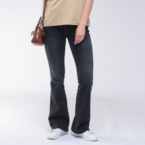 爆買 DIESELは、イタリア発のファッションブランドで、カジュアルなスタイルと斬新なデザインが特徴です。レトロなムード漂うクラシックスリムスタイルの**ローウエストブーツカットデニム「1969 D-EBBEY」が登場！膝下から大胆に広がる...